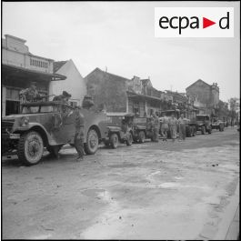 ImagesDéfense - Un convoi composé d'un Scout Car M3A1, de deux jeep, d ...