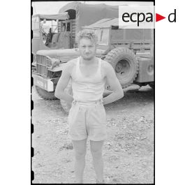 ImagesDéfense - Un soldat pose pour le photographe devant des véhicules ...