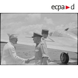ImagesDéfense - Le général Gracey et M. Pleven.