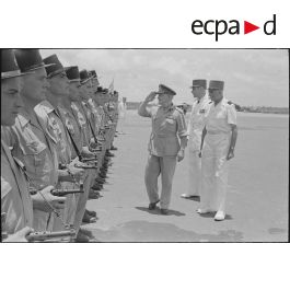 ImagesDéfense - Revue des troupes par le général Gracey, le général de ...