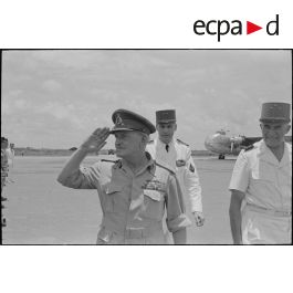 ImagesDéfense - Revue des troupes par le général Gracey, le général de ...