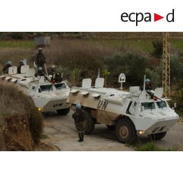 ImagesDéfense - Halte de deux VAB (véhicule de l'avant blindé), armés d ...