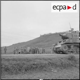 ImagesDéfense - Passage d'un obusier M8 de 75 mm devant les officiels.