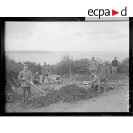 ImagesDéfense - Rade de Brest, camp de l'ïle Longue. Prisonniers civils ...