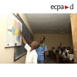 ImagesDéfense - Dans une classe, un écolier devant la carte du RD Congo ...