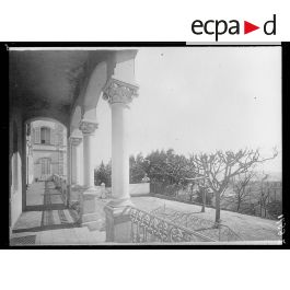 ImagesDéfense - [Perron d'un bâtiment.]