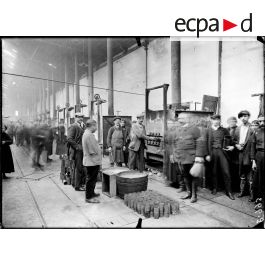 ImagesDéfense - Toulouse. Atelier de réfection. La recuite au four ...