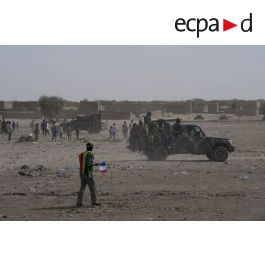 ImagesDéfense - Les soldats maliens entrent dans le village de Léré à ...