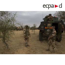 ImagesDéfense - Le chef de la section d'aide à l'engagement débarqué ...