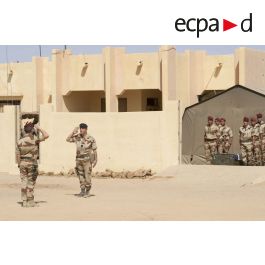 ImagesDéfense - Le général Bernard Barrera salue le colonel Bruno ...