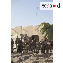 ImagesDéfense - Briefing sur caisse à sable au poste de commandement ...