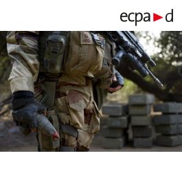 ImagesDéfense - Un sapeur du 31e régiment du génie (31e RG) découvre un obus dans un campement ...