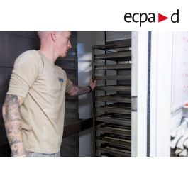 ImagesDéfense - Le caporal-chef Alexandre dispose des pâtons pour la confection du pain dans sa ...