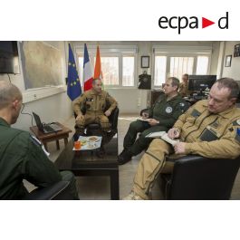 ImagesDéfense - Le général Jean Rondel assiste à une réunion aux côtés ...