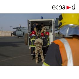 ImagesDéfense - Des pompiers de l'air s'entraînent à évacuer un pilote à bord d'une ambulance à ...