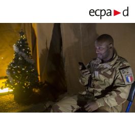 ImagesDéfense - Le brigadier Daniel profite d'un moment pour appeler sa ...