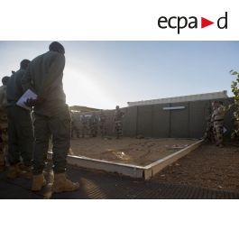 ImagesDéfense - Rassemblement des troupes pour un briefing sur caisse à ...