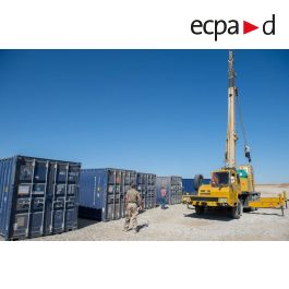 ImagesDéfense - Chargement de containers KC20 par les éléments du SGTA ...