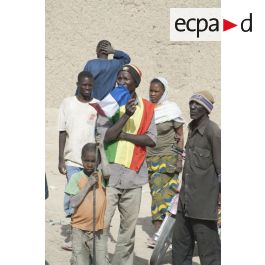 ImagesDéfense - Des habitants accueillent l'arrivée des troupes ...