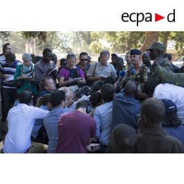 ImagesDéfense - Le lieutenant-colonel Frédéric Edel répond aux ...