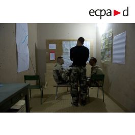 ImagesDéfense - Le lieutenant-colonel Frédéric Edel étudie une carte ...