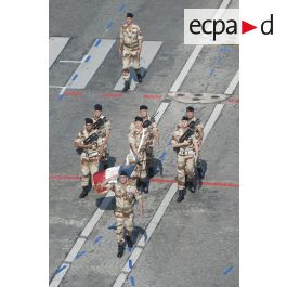 ImagesDéfense - Le colonel Bruno Bert défile en tête de la garde au ...