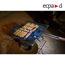 ImagesDéfense - Préparation du repas sur un gril à l'aide d'un réchaud ...