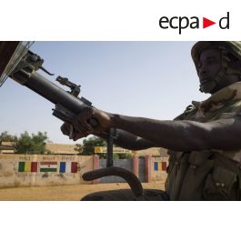 ImagesDéfense - Un soldat nigérien sert une mitrailleuse Norinco QJC-88 ...
