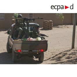 ImagesDéfense - Des soldats maliens sécurisent un quartier au moyen d ...