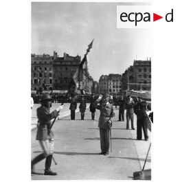 ImagesDéfense - Le général Huntziger salue les drapeaux qui embarquent ...