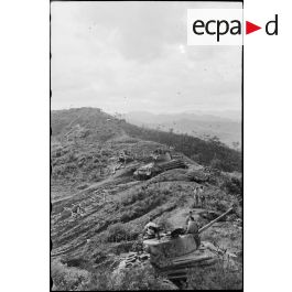 ImagesDéfense - Les Sherman M4 embossés sur la ligne principale de ...