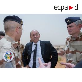ImagesDéfense - Le ministre de la Défense Jean-Yves Le Drian visite la ...