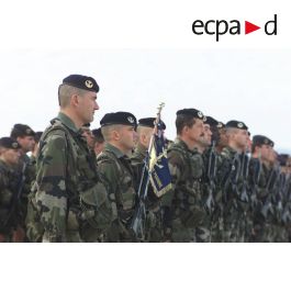 ImagesDéfense - Un capitaine, un porte-fanion du 21e RIMa (régiment d ...