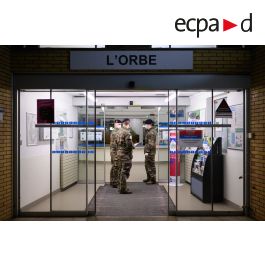 ImagesDéfense - Soldats au sein du hall d'accueil d'un service de l ...