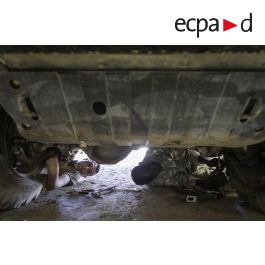 ImagesDéfense - Un mécanicien forme un soldat tchadien à l'intervention ...