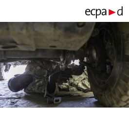 ImagesDéfense - Un soldat tchadien intervient sur un véhicule de l ...