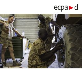 ImagesDéfense - Un mécanicien forme des soldats tchadiens à l ...
