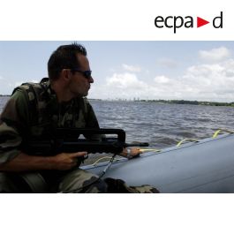 ImagesDéfense - Traversée de la lagune à bord d'un bateau pneumatique ...