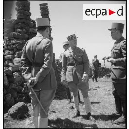 ImagesDéfense - Près d'un mur de pierres sèches le général d'armée ...