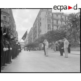 ImagesDéfense - Des autorités militaires saluent une unité militaire ...