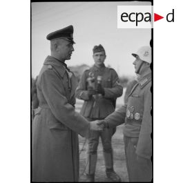 ImagesDéfense - Le commandant (Major) Horst-Wolf Hoppe et le général ...