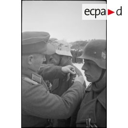 ImagesDéfense - Le Major Hoppe remet des épaulettes à un sous-officier ...