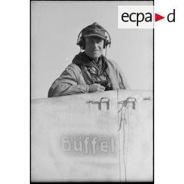 ImagesDéfense - Portait du lieutenant Albert Ernst à bord du Nashorn ...