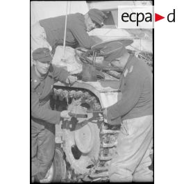 ImagesDéfense - Le lieutenant Albert Ernst et son équipage devant le ...