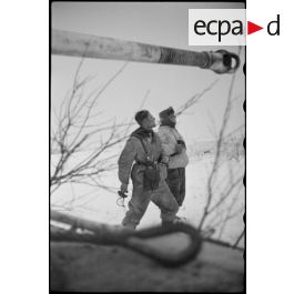 ImagesDéfense - Albert Ernst posant devant le canon automoteur du ...