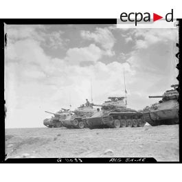 ImagesDéfense - Progression de chars M24 Chaffee dans le secteur de ...