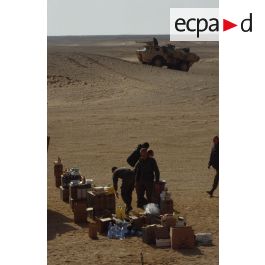 ImagesDéfense - Des soldats mettent en place une chaîne de distribution ...