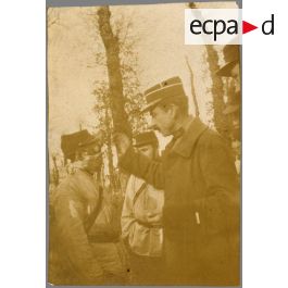 ImagesDéfense - Essai de masque contre le gaz asphyxiant. [légende d ...