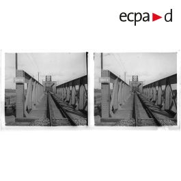 ImagesDéfense - [Un pont en fer avec voie ferrée].