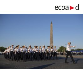 ImagesDéfense - Sur la place de la Concorde, les élèves-praticiens du ...